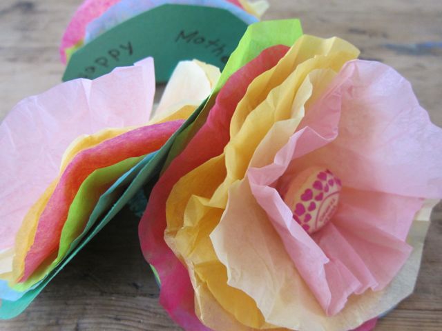 How to Make Lollipop Tissue Paper Flowers